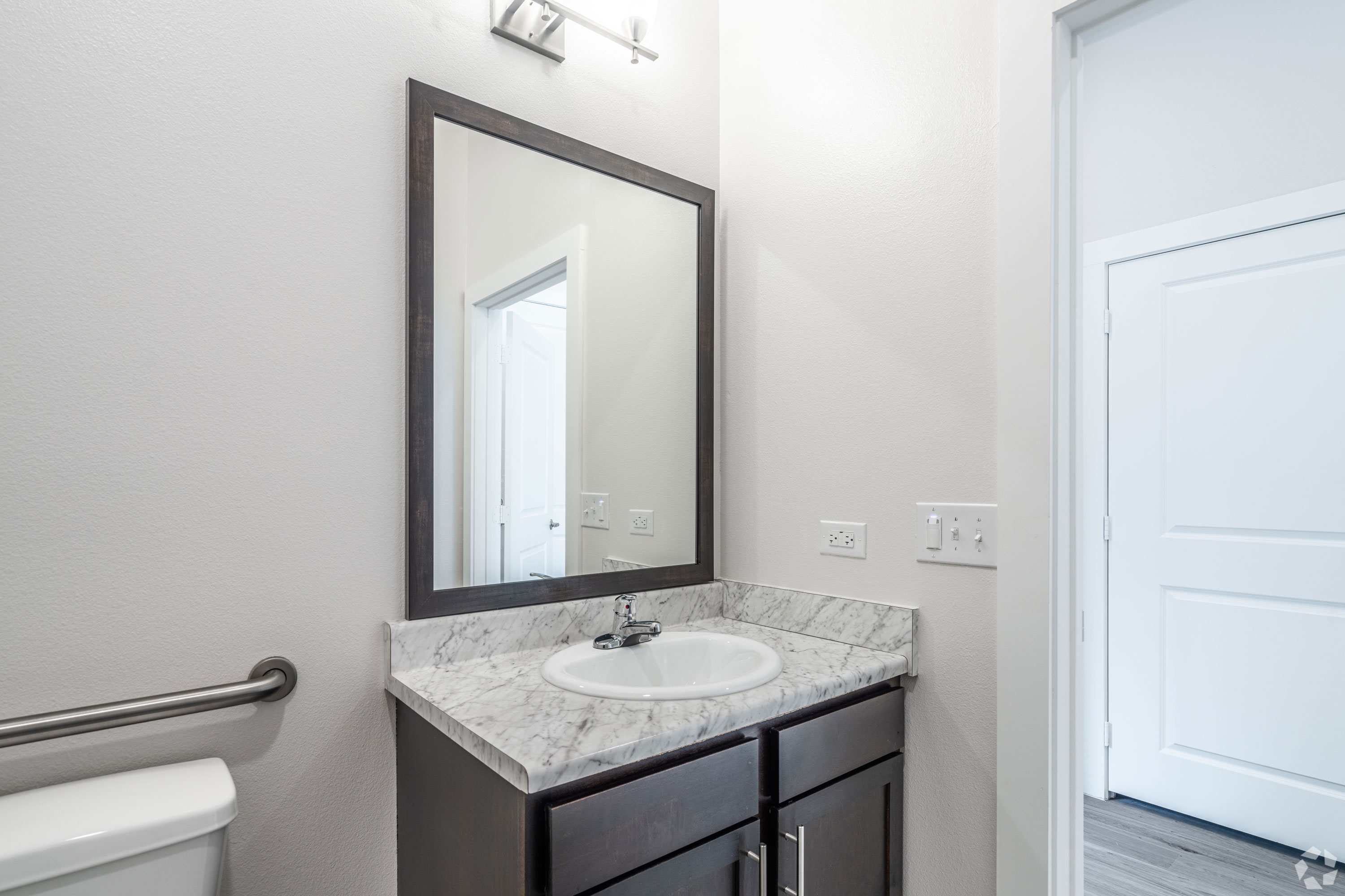 Gallery - 2100 Memorial: Columbia